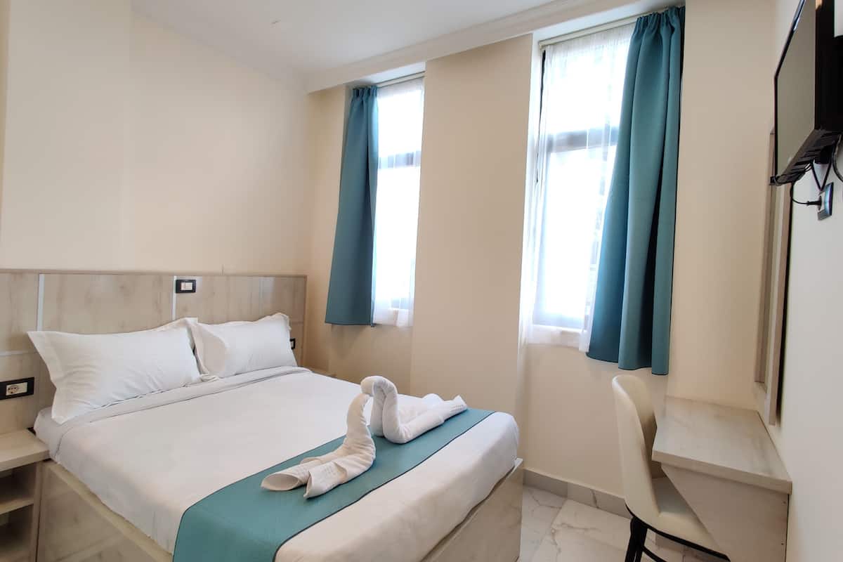 Quarto | 1 quarto, com mobília individualizada, secretária