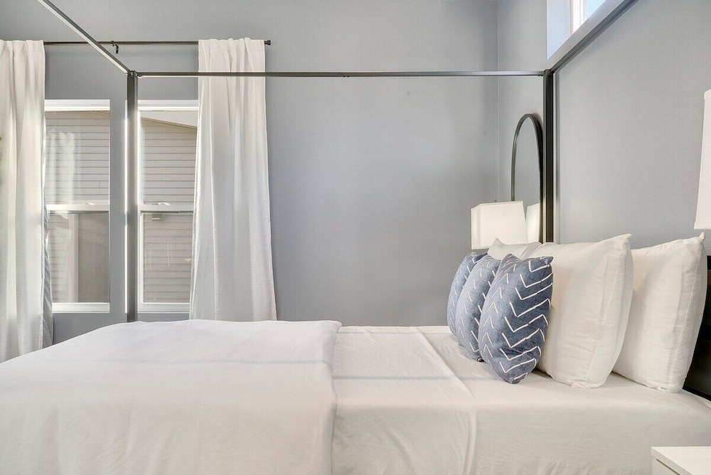 Bright + Modern Fountain Square Home | 4br | Hot Tub | Sleeps 12 - Indianapolis, IN