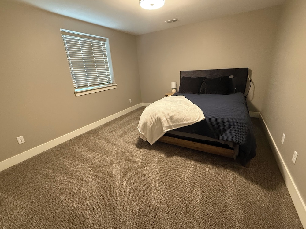 Gorgeous, clean, newer Condo , 5 bedrooms!! 1 mile from Bettplex ...