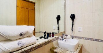 Chuveiro, chuveiro com efeito de chuva, produtos de toalete de grife 