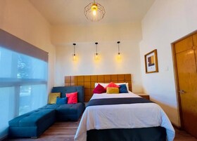 Quarto superior, 1 cama Queen e sofá-cama, ar-condicionado | Roupas de cama premium, edredons de pluma, camas com colchões pillow-top