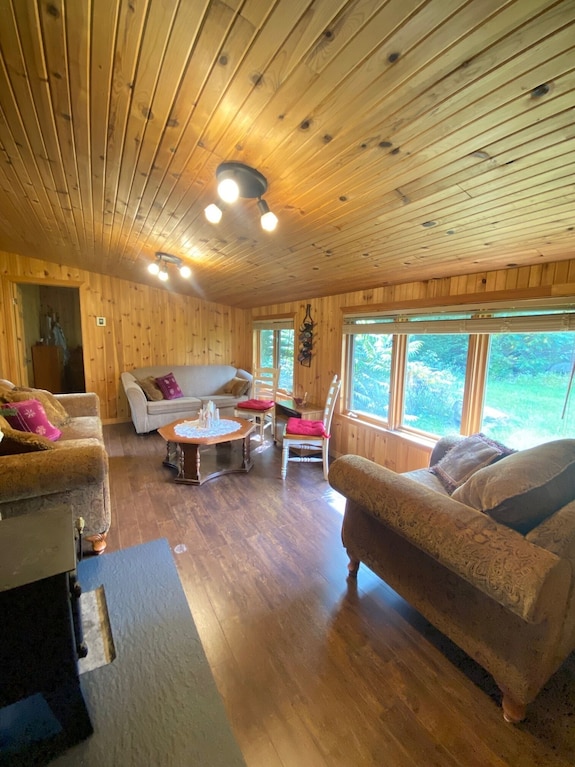 Superbe Chalet Au Coeur De La Nature Et à Proximité D'un Corridor Aérobique - Laurentides