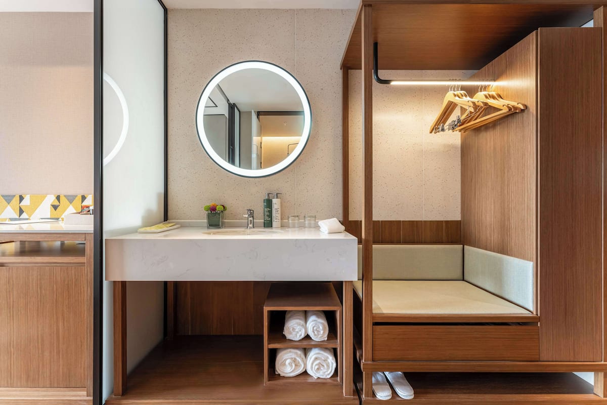 Edredões de penas, minibar grátis, cofre no quarto, secretária