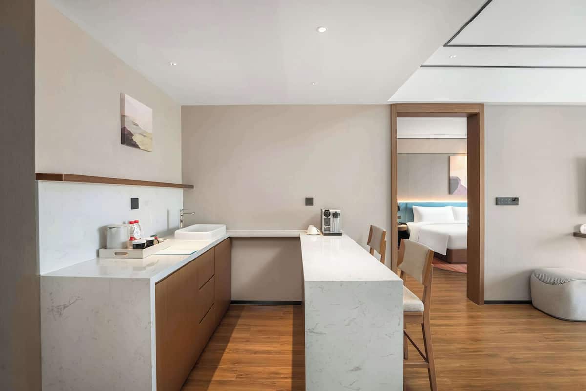 Suite Deluxe, 1 cama king-size | Edredões de penas, minibar grátis, cofre no quarto, secretária