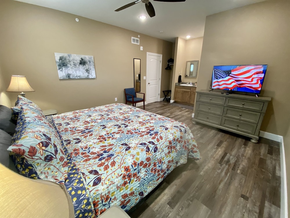 In📍town 🏊♀️Pool/waterfall💦hottub ⛳Golfputt⚡ev🔥firepit🎱pooltable🎡fun❤️luv - Branson, MO