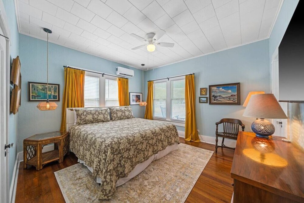 Private 180' Riverfront Oasis: Kayak, Fish & Relax - Center Point | Vrbo