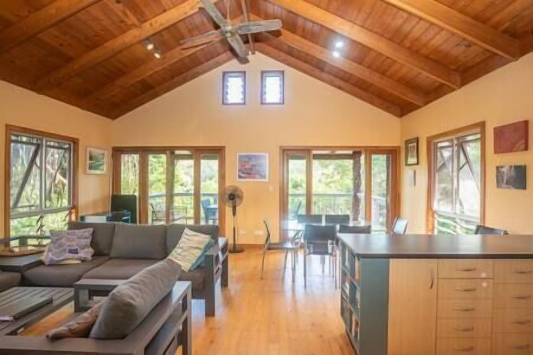Bethongabel Is A Large Home Located Only A Minutes Walk To Straddie Hotel. - Moreton Island