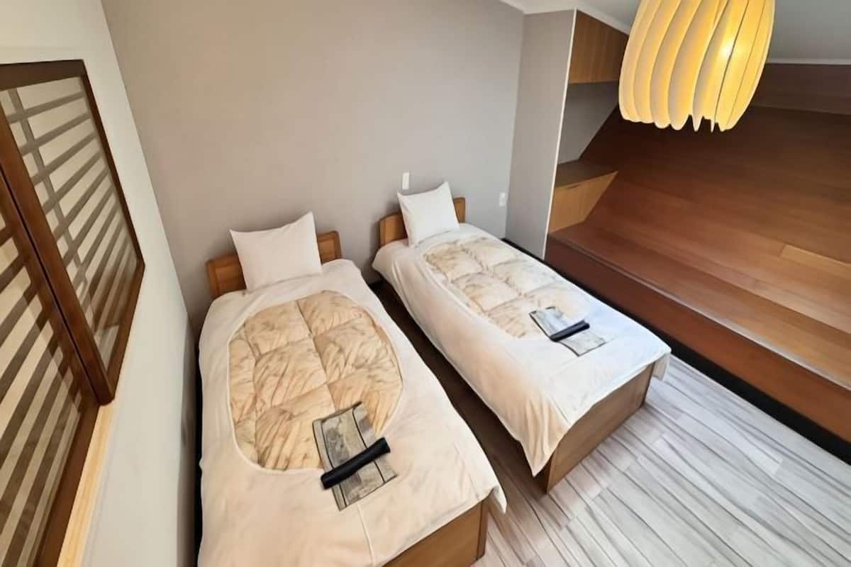 2 quartos, individualmente decorados, individualmente mobiliados