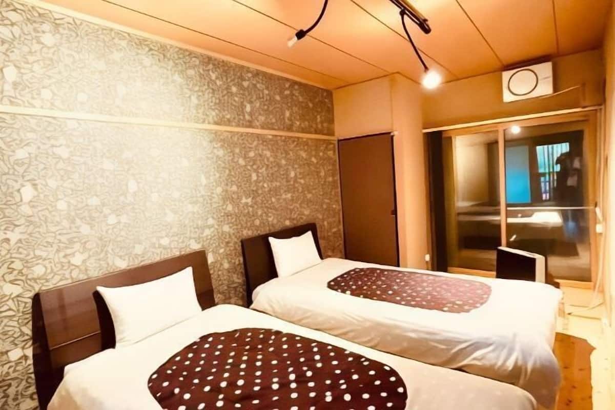 2 quartos, individualmente decorados, individualmente mobiliados