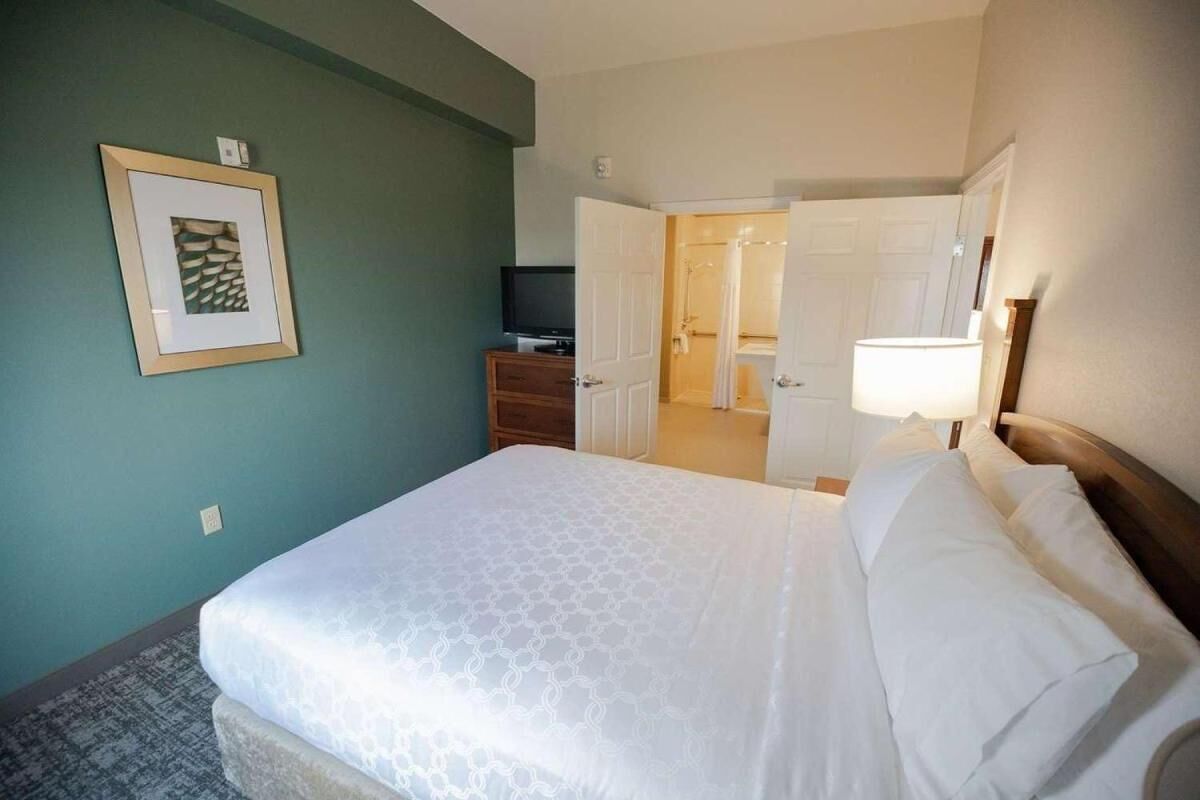 Louisiana Gem Away From Home! Full Kitchen, Pet-friendly, Onsite Pool, Parking! - Louisiana