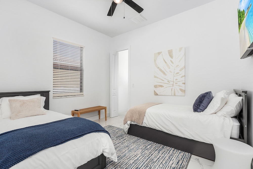 Heated Salt Pool, Game Room, BBQ, Firepit, Family Fun, Palms Hideaway - Cape Coral | Vrbo