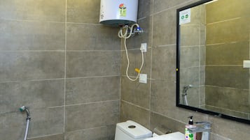 Quarto luxo | Banheiro | Produtos de toalete de grife, secador de cabelo, bidê, toalhas de banho
