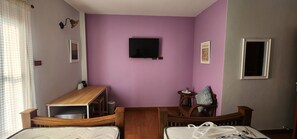 Espaço de trabalho para notebook, Wi-Fi de cortesia, roupa de cama