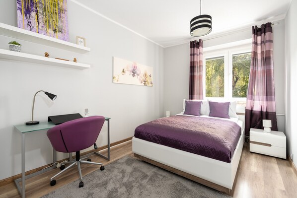 Secretária, roupa de cama fornecida 