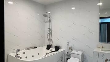 Suite Júnior | Casa de banho | Um polibã e uma banheira separados, produtos de higiene exclusivos