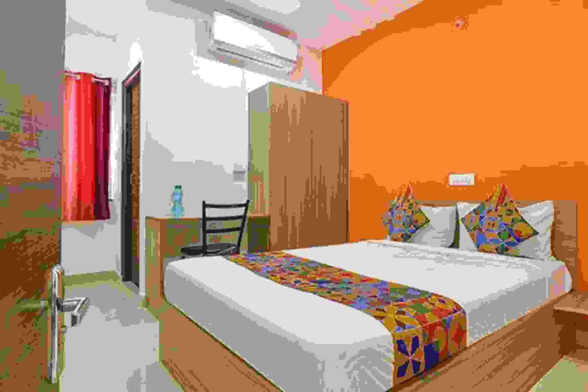Quarto Deluxe | Lençóis de algodão egípcio, roupa de alta qualidade, cofre no quarto