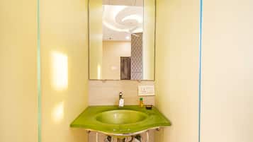 Um polibã, um chuveiro fixo, artigos de higiene pessoal grátis