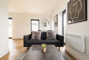 Apartamento, 2 quartos, varanda | Sala de estar | Televisor de ecrã plano de 40 polegadas com canais digitais 