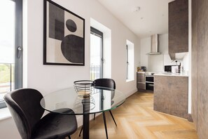 Geladeira grande, micro-ondas, fogão, cooktop