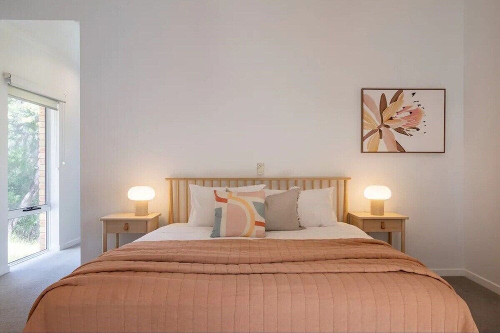 "House On The Hillside" With City Views Sleeps 12 - Hobart