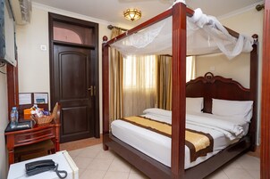 Quarto casal standard | Cofres nos quartos, escrivaninha, ferros/tábuas de passar roupa