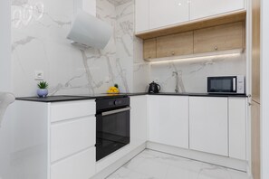 Apartamento, 1 quarto, varanda | Cozinha privada | Um micro-ondas, uma máquina de lavar louça, uma cadeira de bebé 