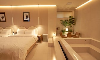 Signature Jacuzzi & Karaoke Room | Individualmente decorados, individualmente mobiliados, escrivaninha