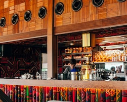 2 restaurantes: servem pequenos-almoços, almoços e jantares