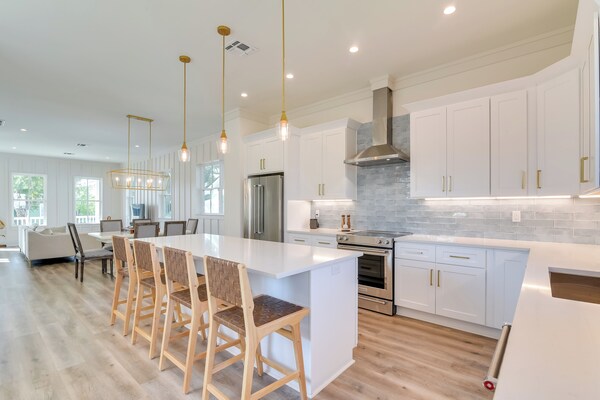 Upscale Home W/ 2 Balconies In Galveston! - Galveston, TX