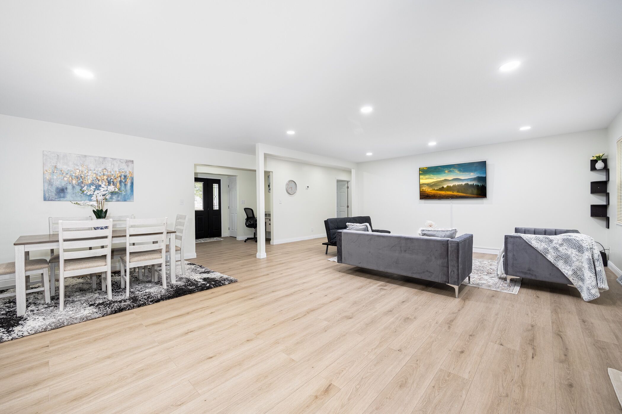 Modern Elegance Spacious 4br With Hot Tub And Screened Porch & Pool Table - West Jefferson, OH