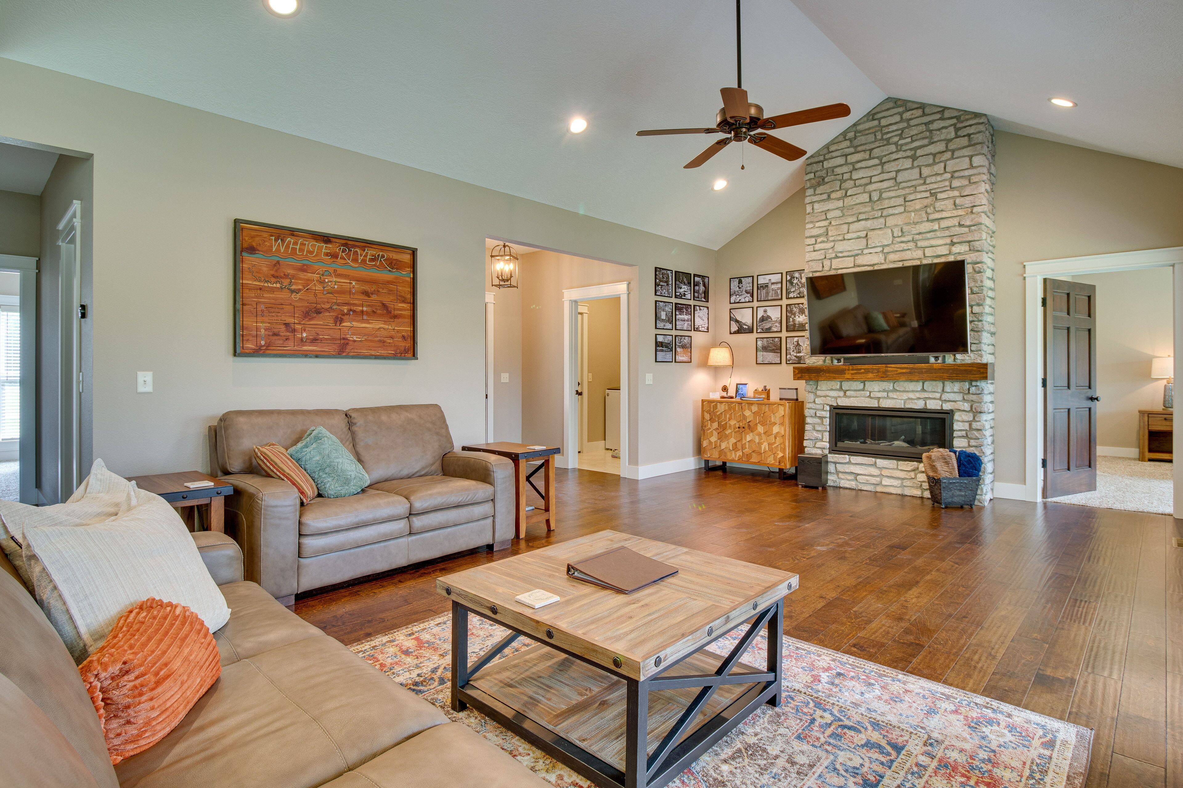 Flippin Home W/ Deck & Grill: Steps To White River - Bull Shoals, AR