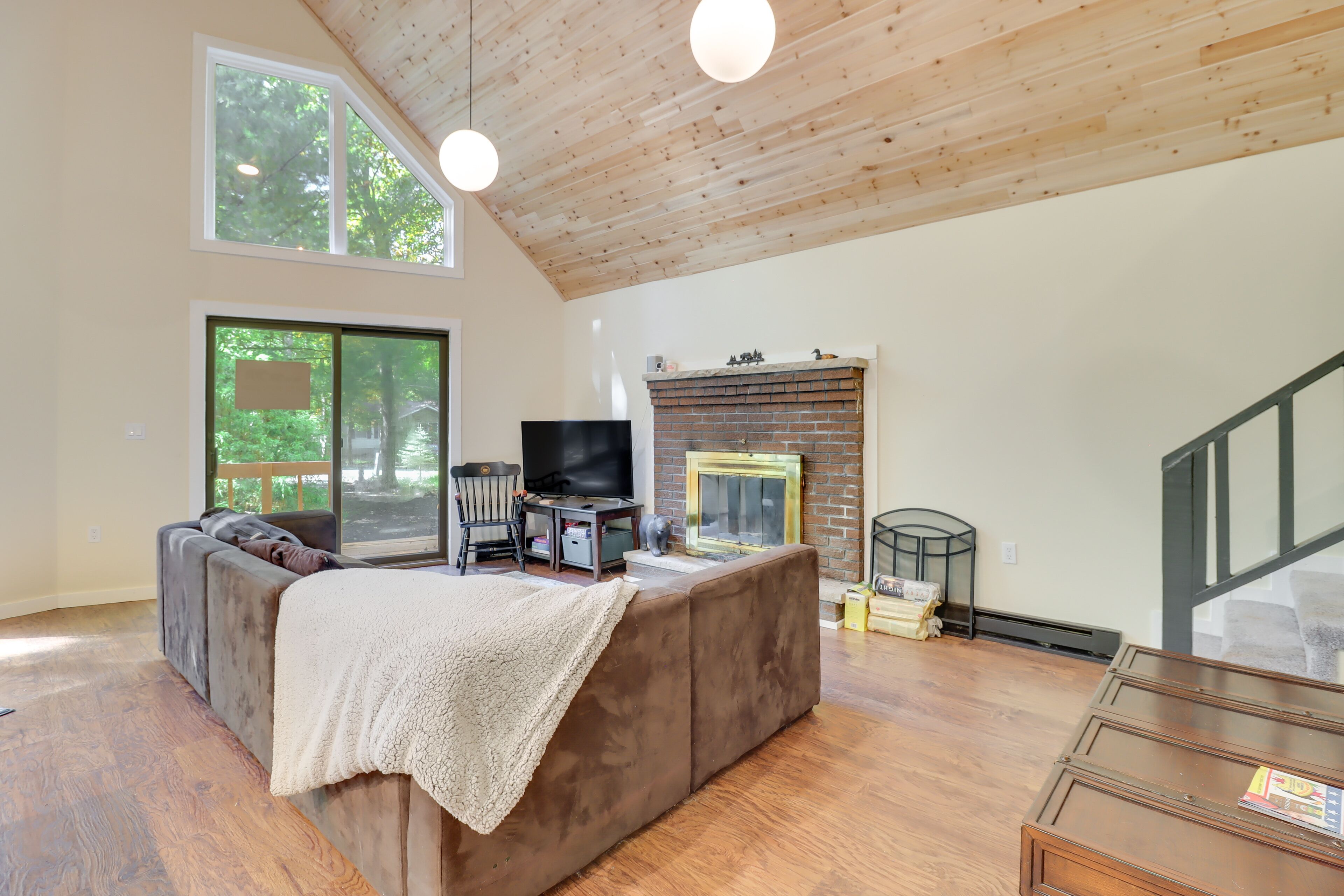 Community Beach Access: Modern Poconos Cabin! - Jim Thorpe, PA