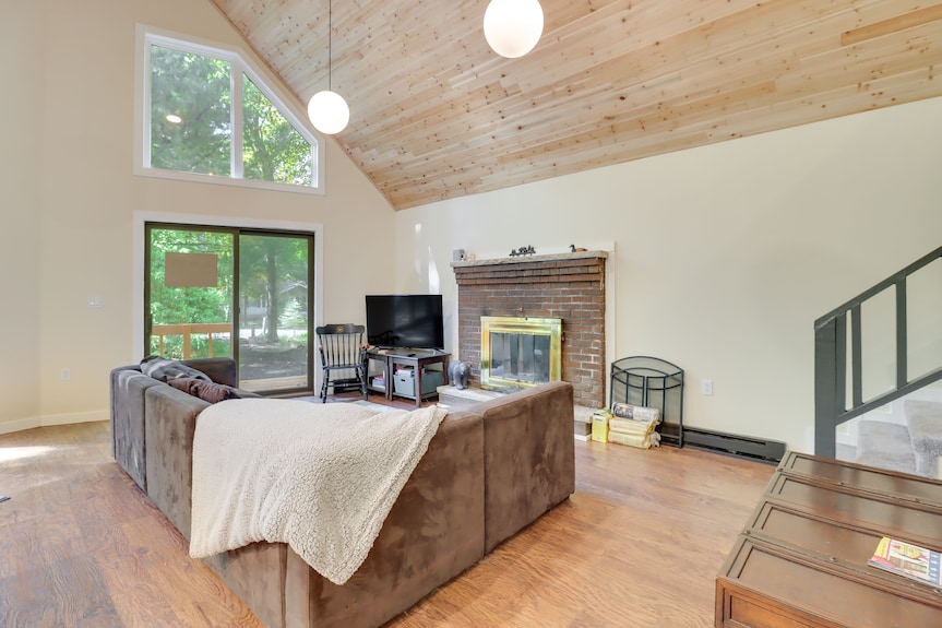 Community Beach Access: Modern Poconos Cabin! - Arrowhead Lake, PA