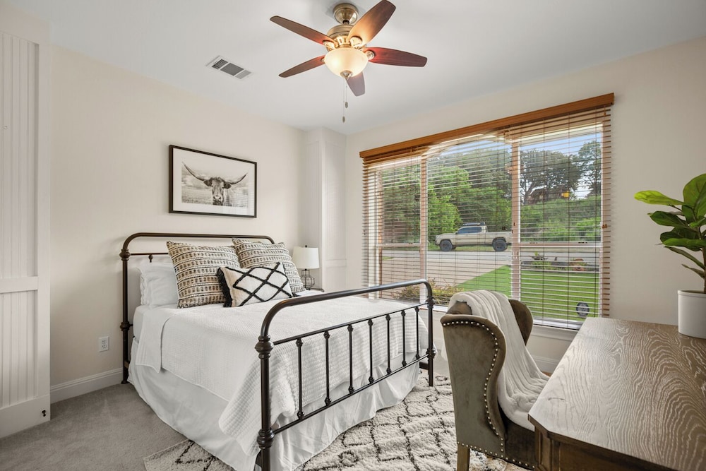 Luxury Resort Style Home On Lake Travis With Pool - Cedar Park, TX
