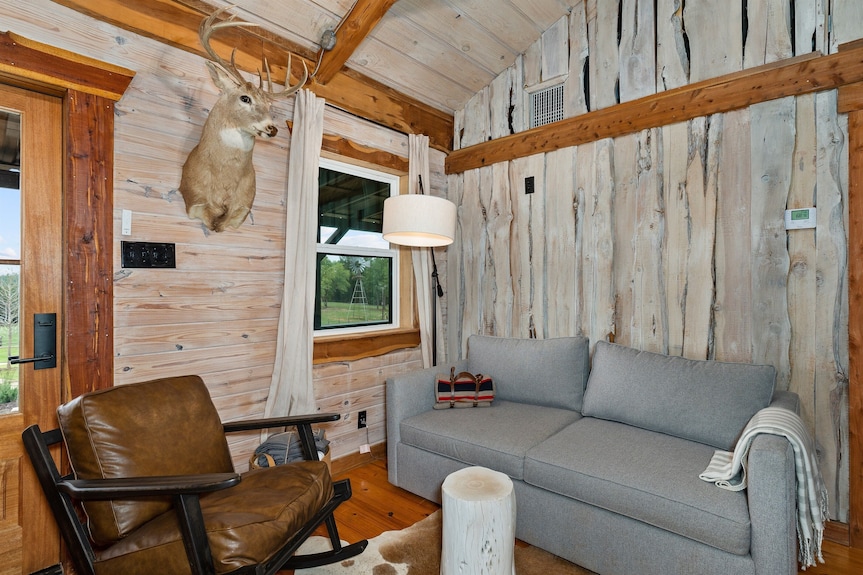 The Hendo - Cabin #1 - Studio Style - Carousel, Henderson