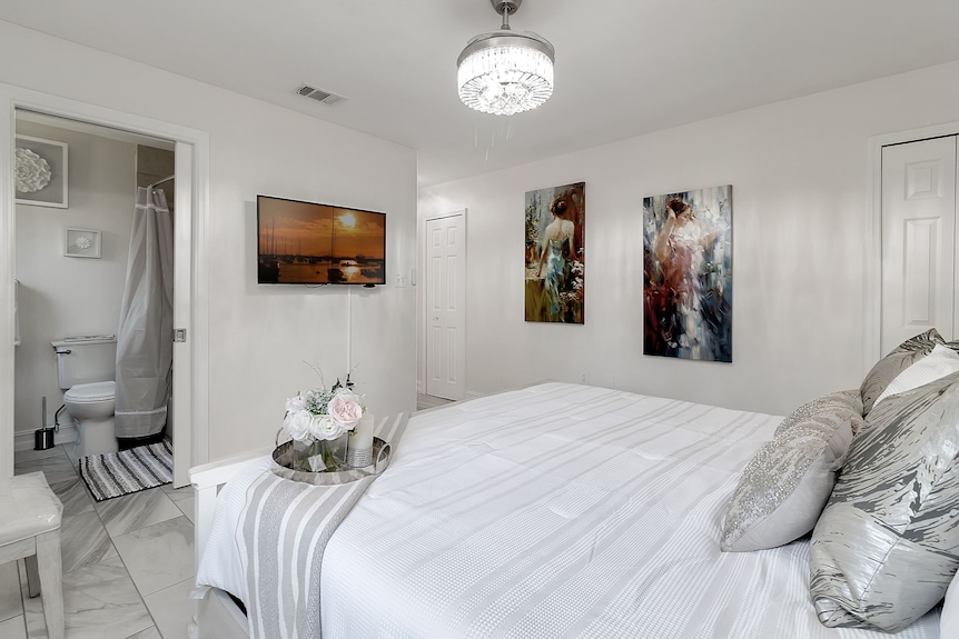 Luxury Oasis - Heated & Gated Pool, Relaxing Modern Home Sleeps 8. Best Location - Port Charlotte, FL