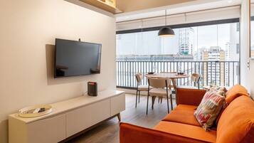 Apartamento | Sala de estar | Smart TV de 42 polegadas com canais por cabo