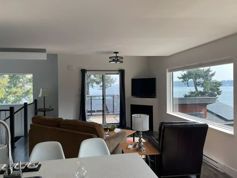 Westcoast Paradise Beside The Sea\n\n - Parksville, British Columbia