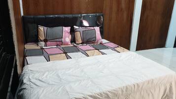 Quarto casal executivo | Escrivaninha, roupa de cama