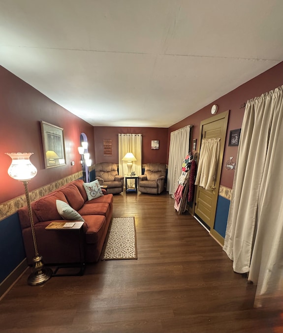 Aunt Marthas Cottage -Pet Friendly - Iowa