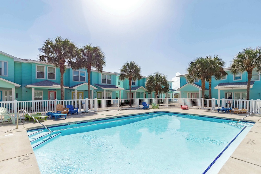 Resort Pool & Pet Friendly Sleeps 9 - Corpus Christi, TX