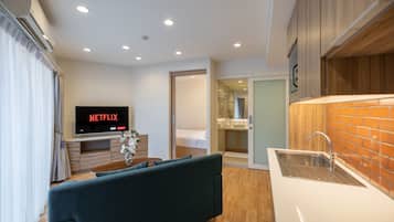Suite Double Room with Balcony | Área de estar | TV de tela plana 40 polegadas com canais a cabo