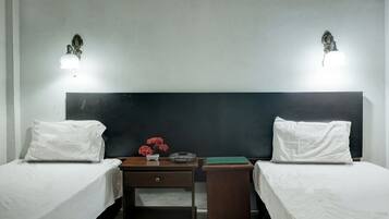 Quarto Twin Básico | Secretária adequada para computadores portáteis, Wi-fi grátis