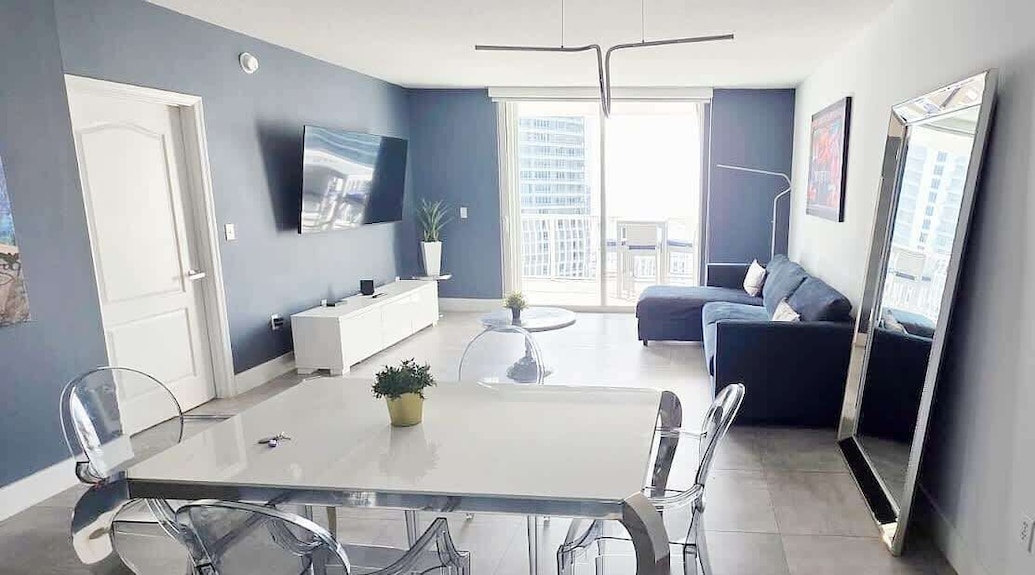 Water-view Penthouse W/2 Free Parkings - Miami, FL