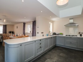 Geladeira, lava-louças, chaleira elétrica, torradeira