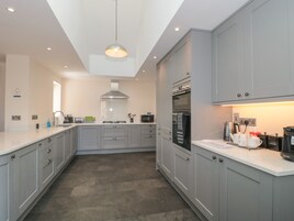 Geladeira, lava-louças, chaleira elétrica, torradeira