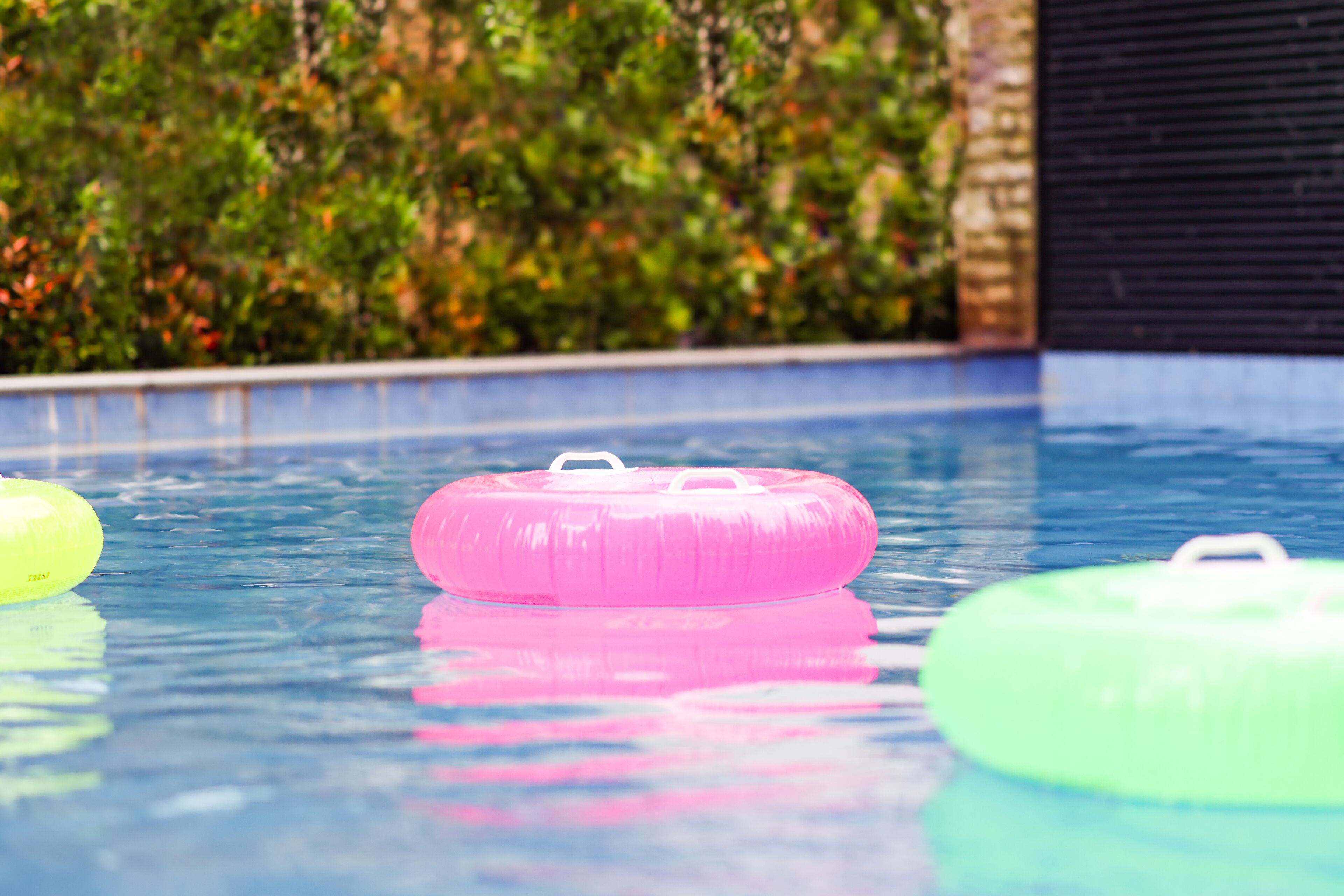 Uma piscina com boias infláveis.