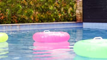 Uma piscina com boias infláveis.