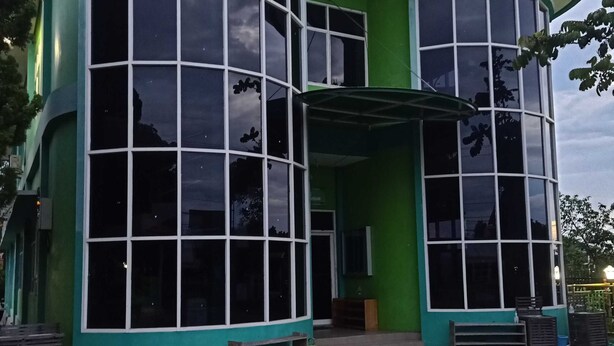 Um edifício com grandes janelas e fachada curva.