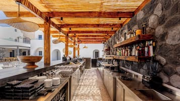 2 bares/lounges, um bar junto à piscina, um bar de praia